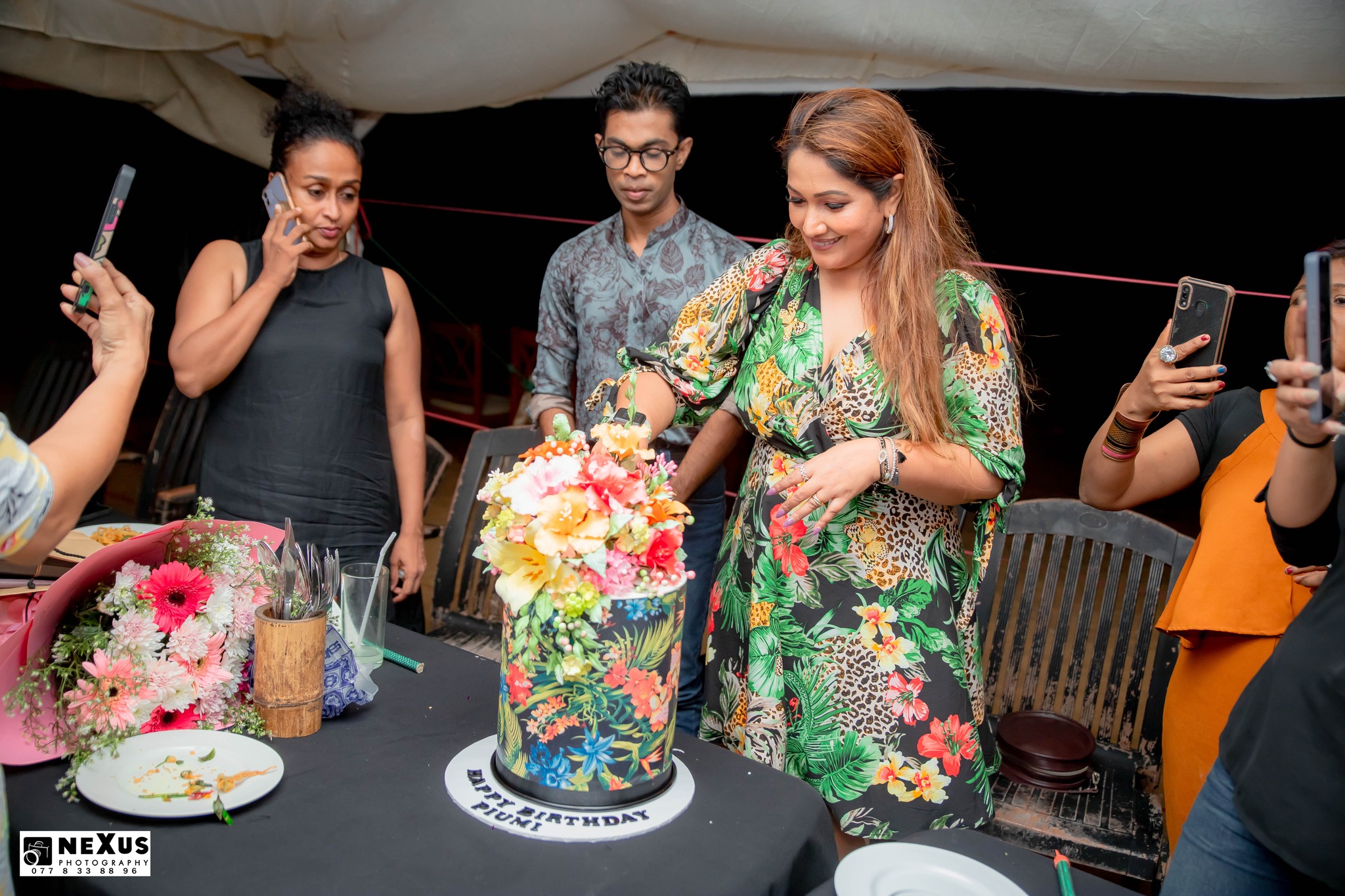 එදා කවදාටත් වඩා පියුමිව ලස්සනට පේනවා නේද...? හොඳම යාළුවෝ එක්ක පියුමි ...