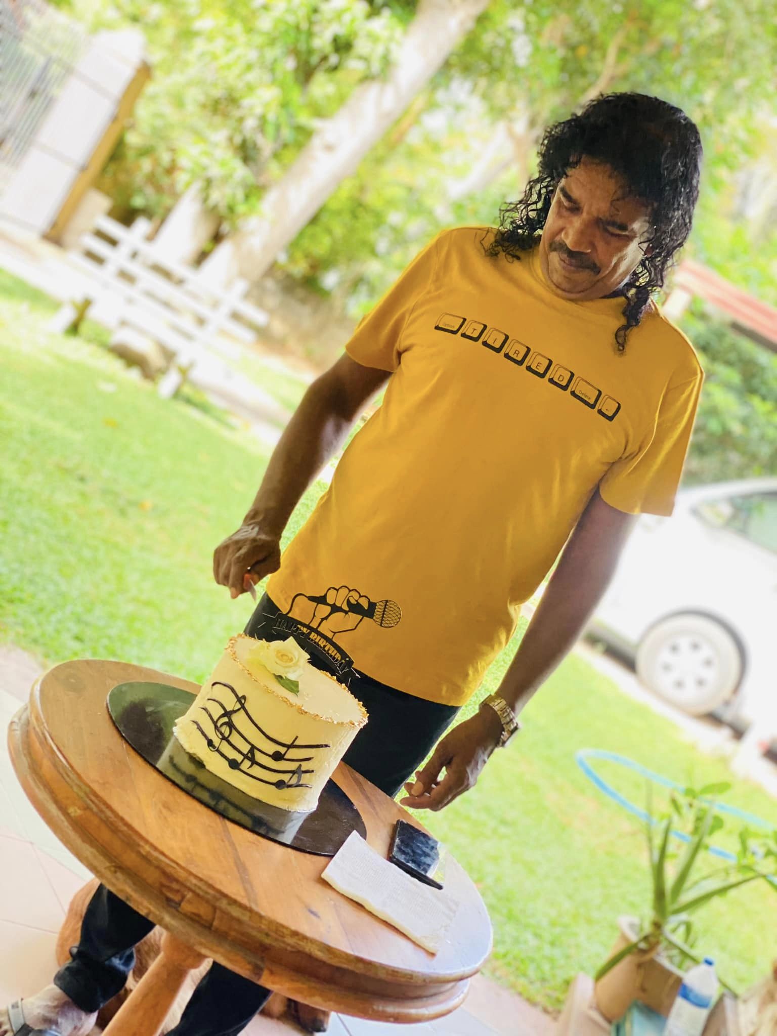 ජනප්‍රිය ගායන ශිල්පී කිංග්ස්ලී එයාගේ උපන් දිනය සමරන අතරේ සමාව ඉල්ලුවේ ...
