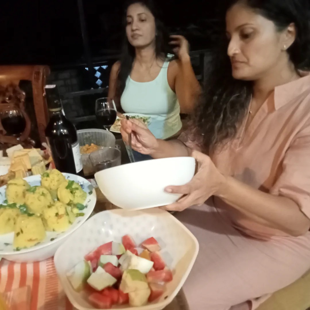 මෙහෙම දවස් හැමදාම එන්නේ නැහැ.. යාළුවෝ ඔක්කොම එකතු වෙලා මොකද්ද මේ ...
