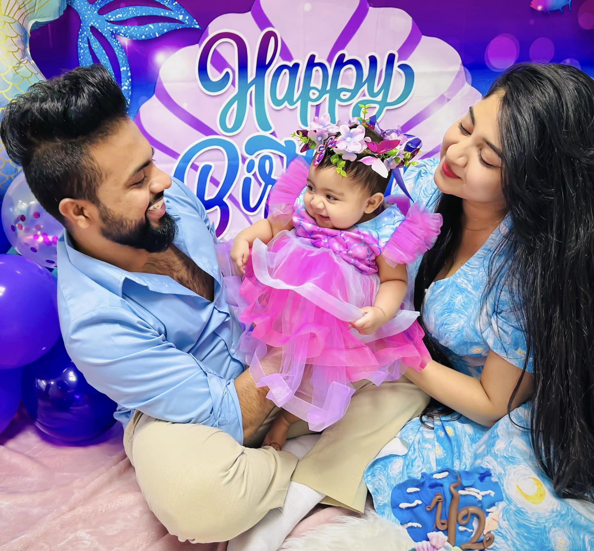 කොහොමද මේ චූටි බෝලේගේ හැඩ... ඒ දෙන්නගේ චූටි මැණිකට දැන් මාස හයක් ලු ...