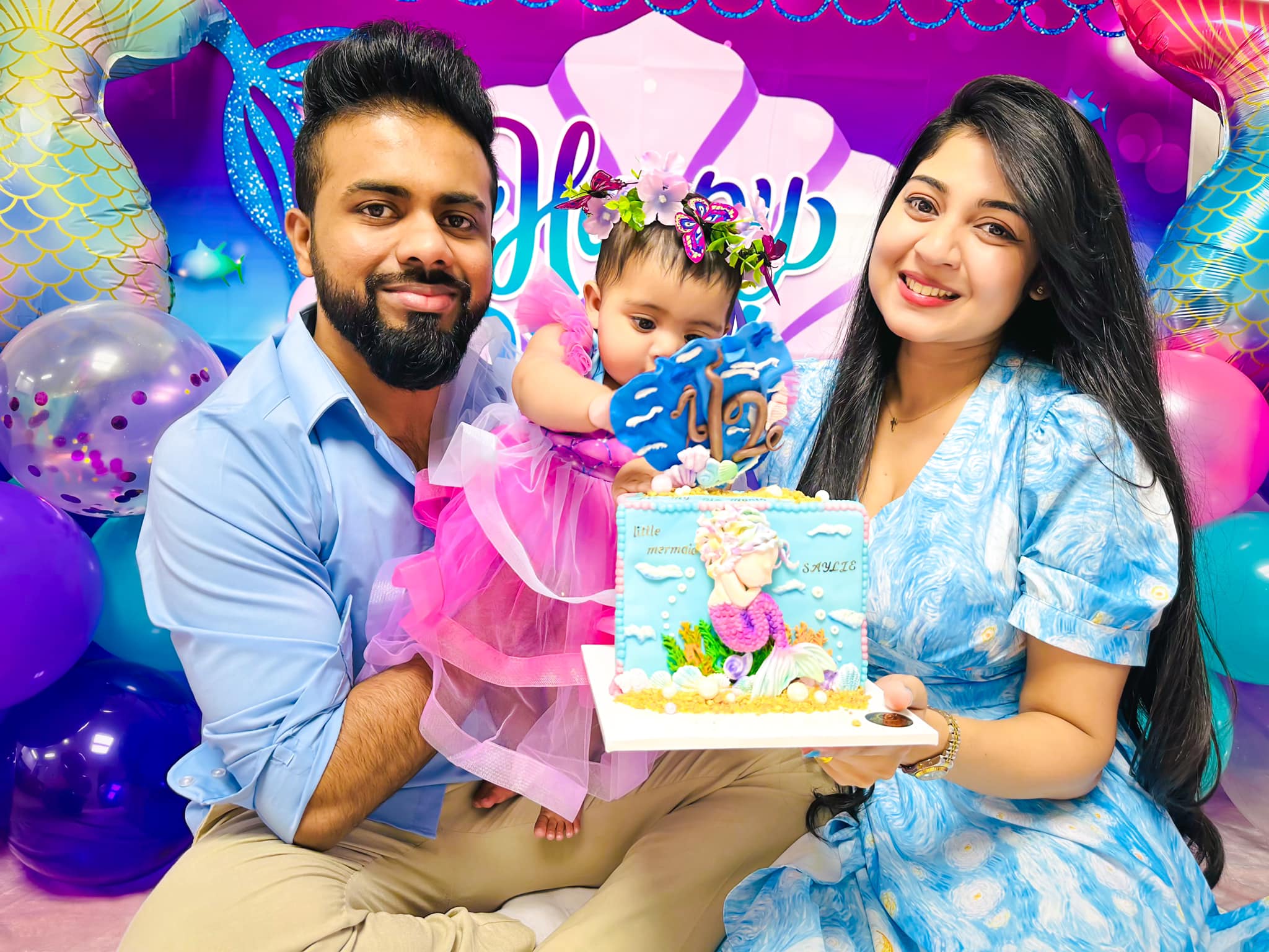 කොහොමද මේ චූටි බෝලේගේ හැඩ... ඒ දෙන්නගේ චූටි මැණිකට දැන් මාස හයක් ලු ...