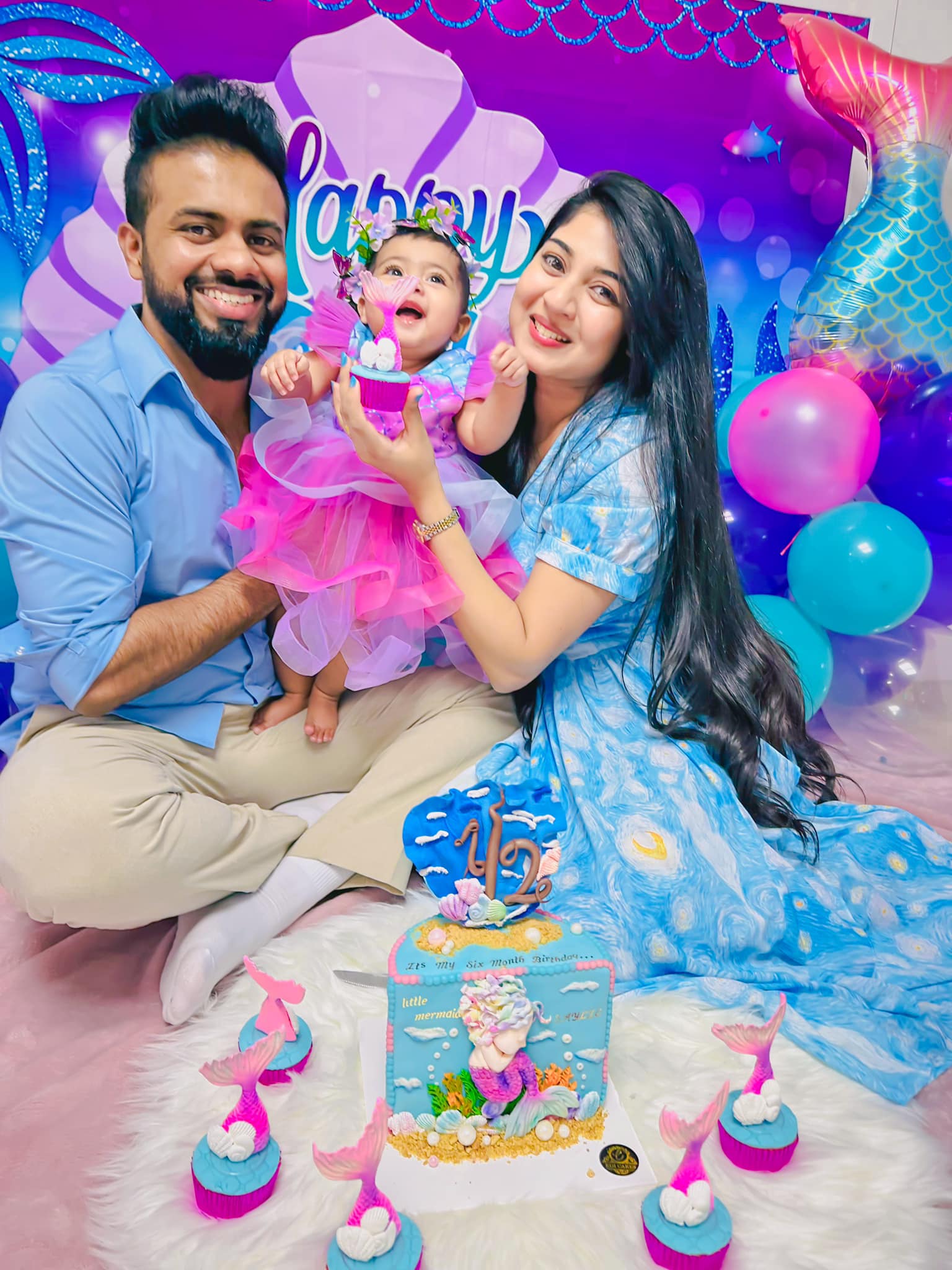 කොහොමද මේ චූටි බෝලේගේ හැඩ... ඒ දෙන්නගේ චූටි මැණිකට දැන් මාස හයක් ලු ...