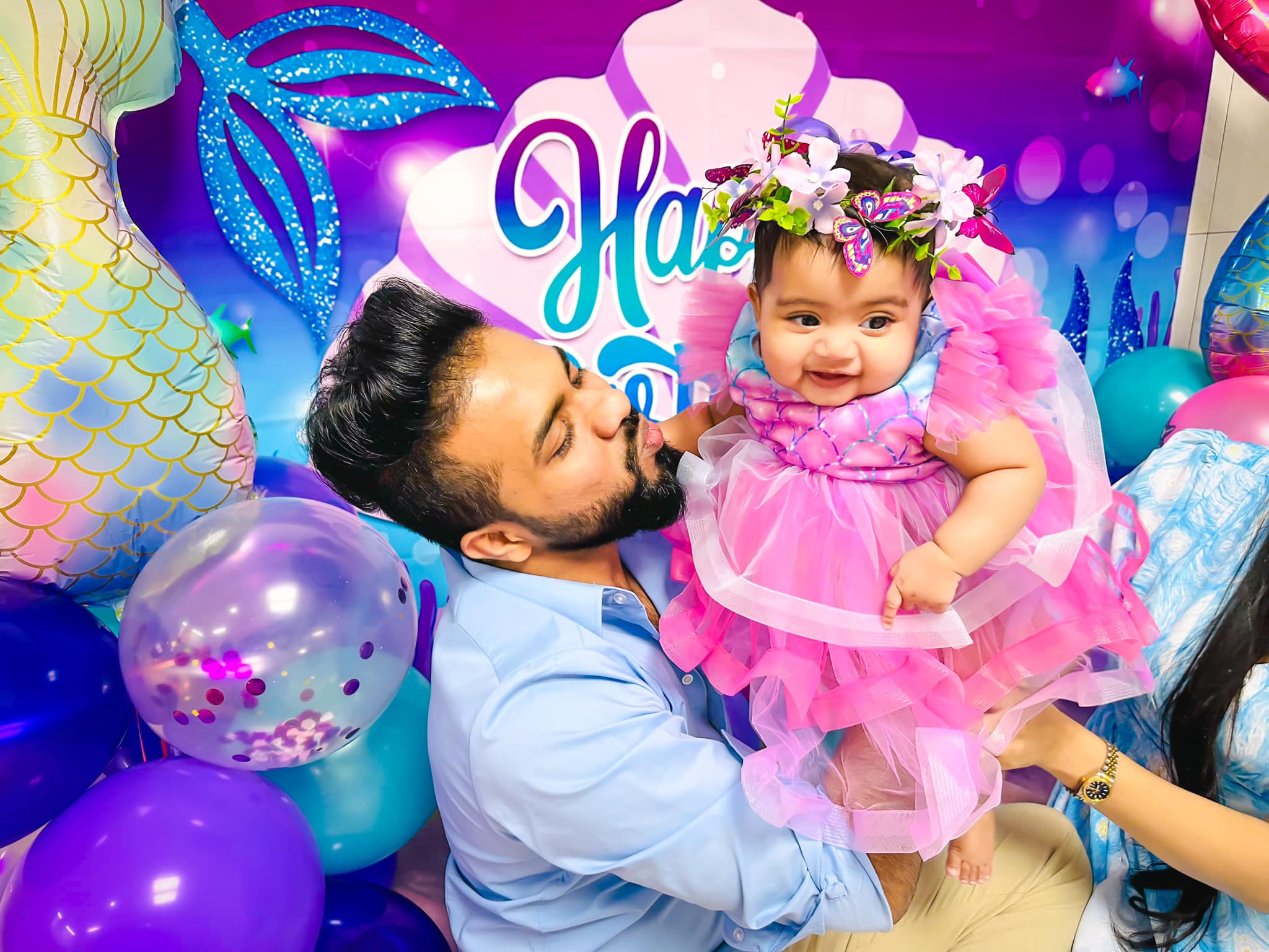 කොහොමද මේ චූටි බෝලේගේ හැඩ... ඒ දෙන්නගේ චූටි මැණිකට දැන් මාස හයක් ලු ...
