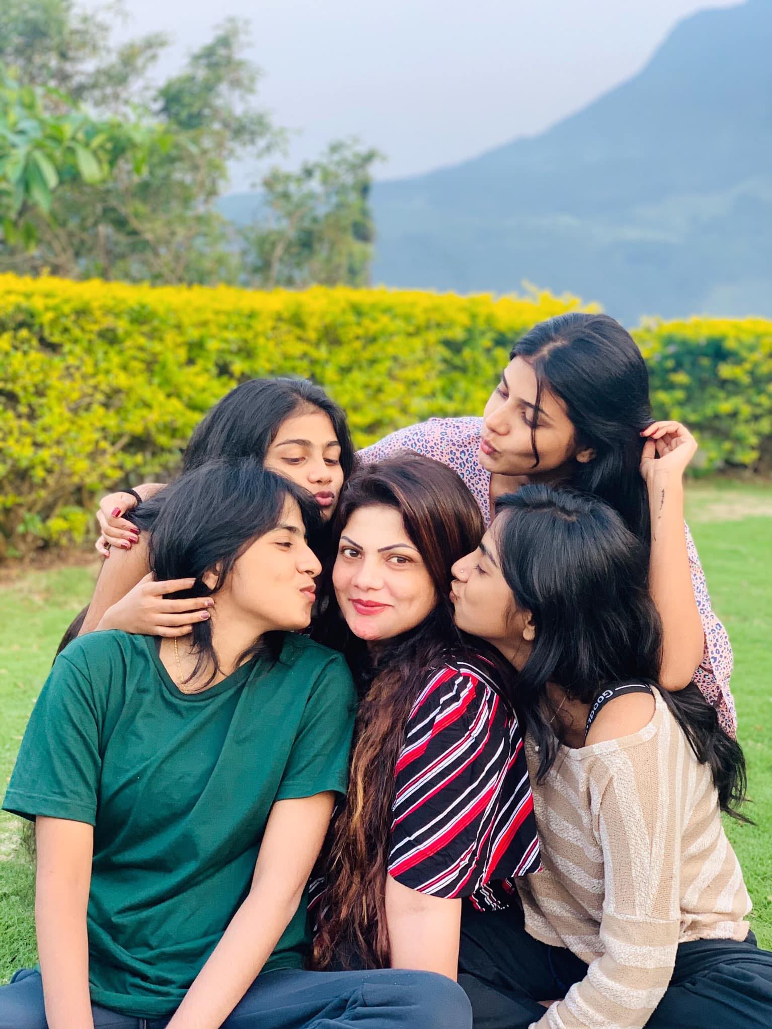 "හරිහමන් අධ්‍යාපනයක් නැති රටක, මෝඩ ළිං මැඩි රැළකට ස්මාට් ෆෝන් එක ඇති ...
