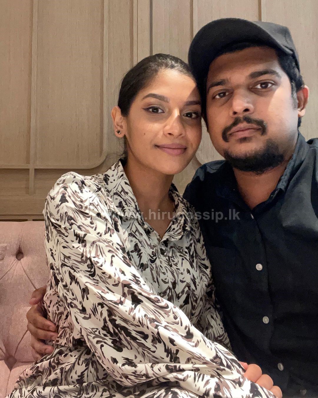අයියෝ සාමී ! ඒ දෙන්නත් මෙහේ දාලා යන්න ගිහින් ?” - අලුත බැන්ඳ වින්ඩි සහ ...