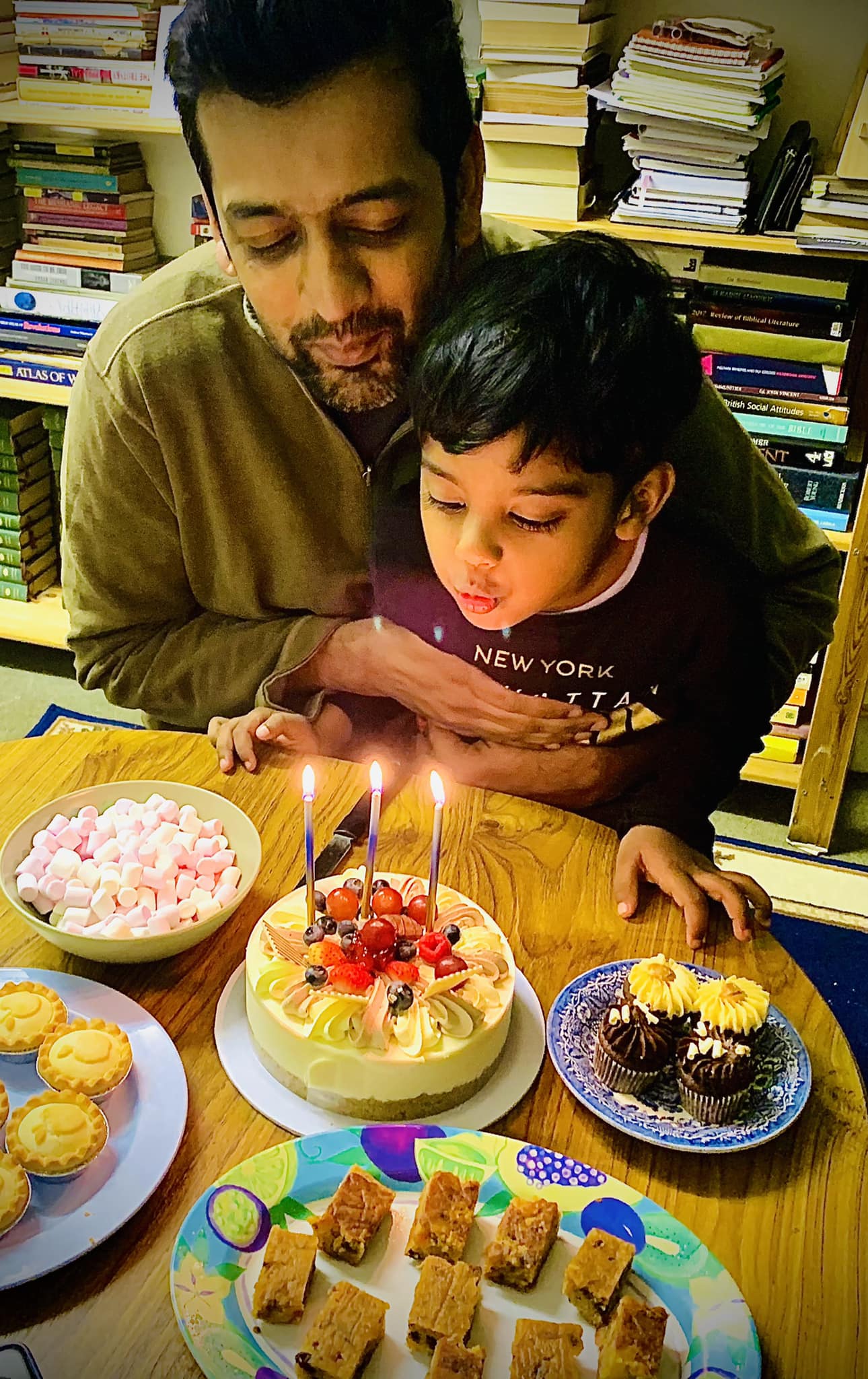 "සත්සමුදුරෙන් එතෙරව මා සොයා පැමිණ ප්‍රේමය ! " සීතල ලන්ඩනයේ සිට පවුලේ අය ...