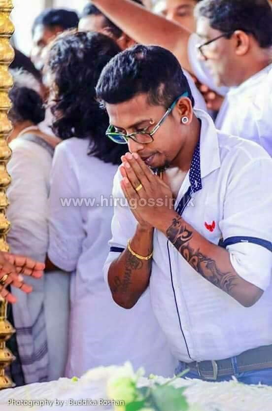 මම කිව්වා බෑ කියලා ! මූ එකපාරම දැලි පිහියක් ඇදලා ගත්තා.. ඇතුළේ ඉඳන් ...