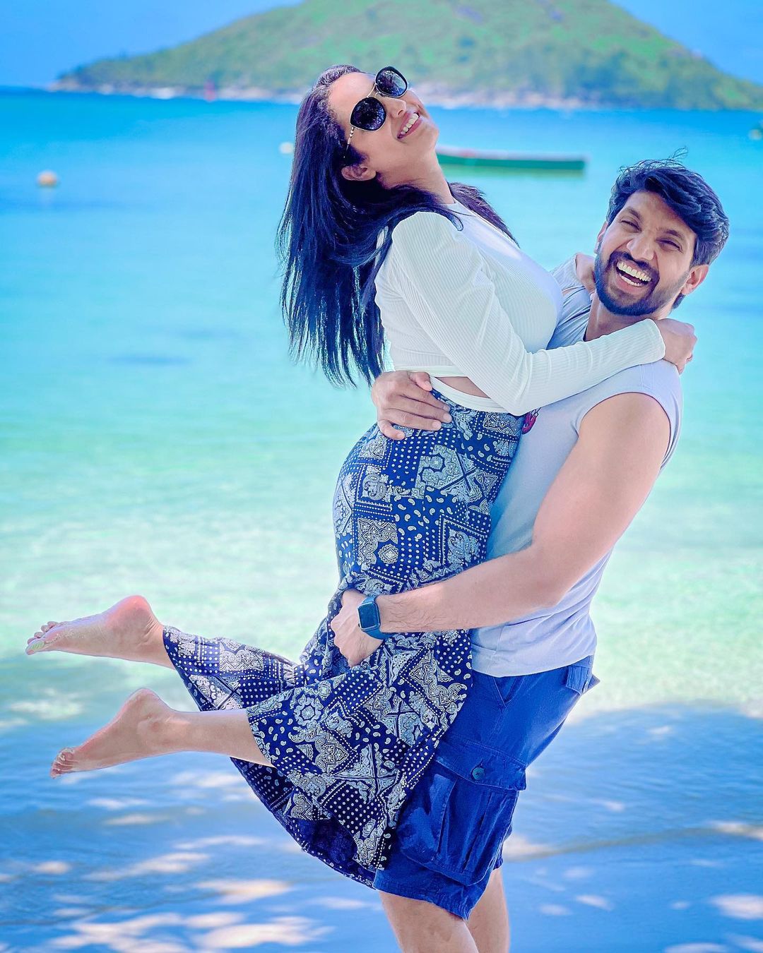 "සංගීත් කියන්නේ එයාට එයාගේ ජීවිතේ මඟහැරුණ කෙනෙක්... එයා දැන් තමයි ජීවිතේ පටන් ගත්තෙ..... බොරු ...