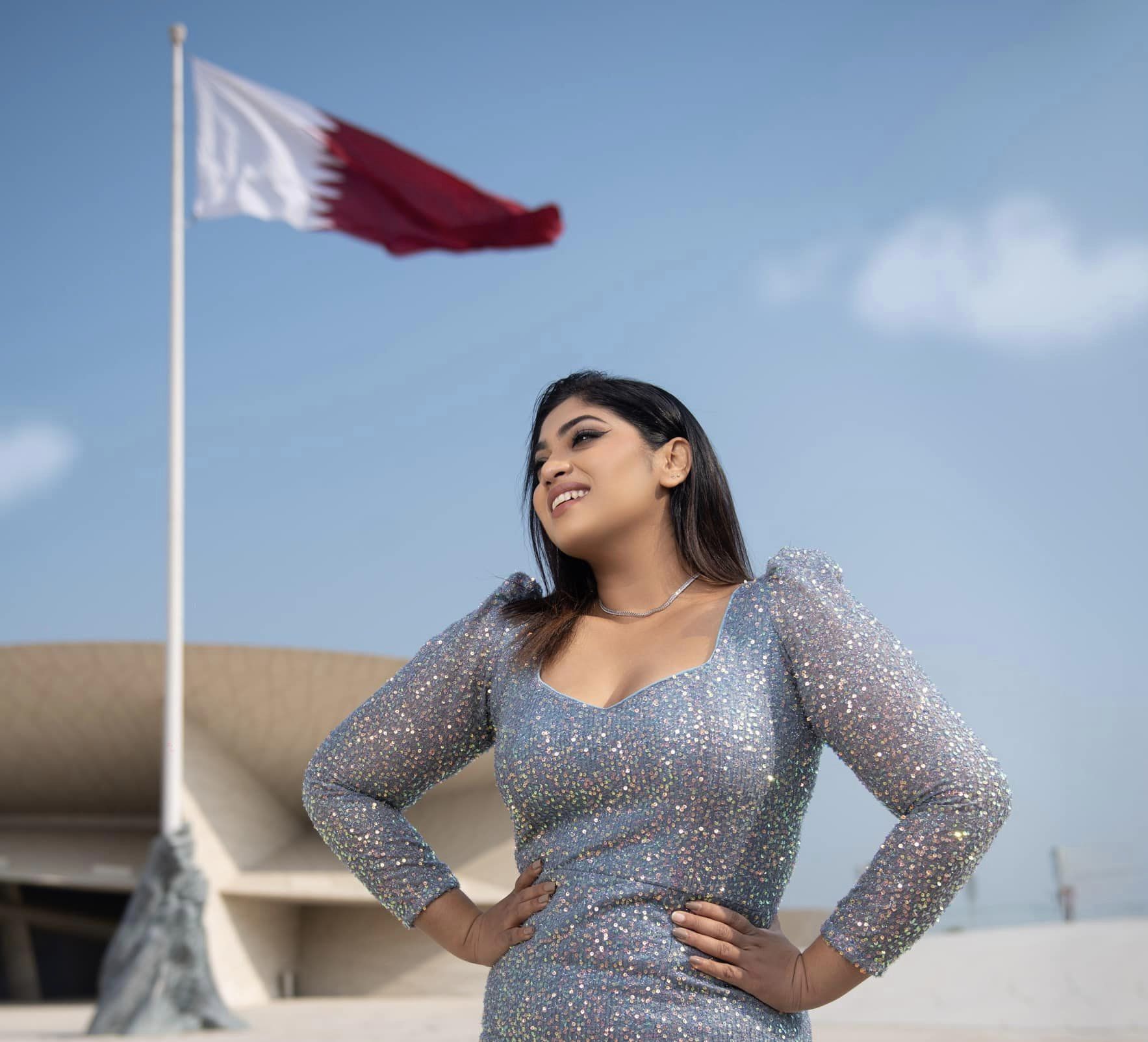 කොච්චර ප්‍රශ්න ආවත් එයා එන්න එන්නම ලස්සන වෙනවා නේද? ළඟදි ඩුබායි ගිය ...