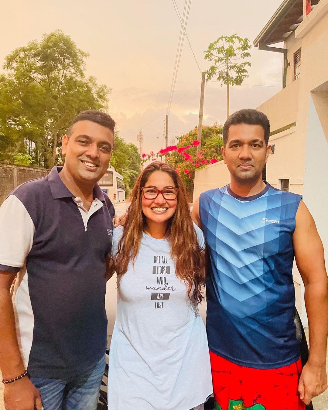 "පුංචි කාලේ අම්මි නැති වෙලාවට, අම්මා වගේ අපිට කන්න දීලා බලාගන්නවා ...
