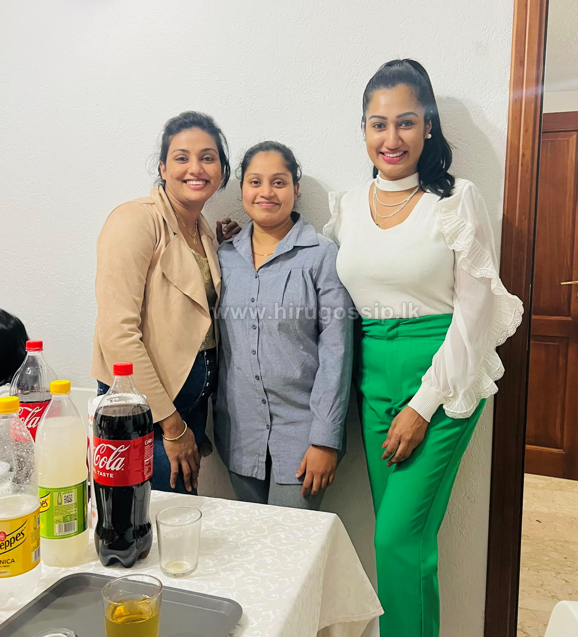පුංචි කාලෙ මාත් එක්ක සෙල්ලම් කරපු මගෙ අක්කයි නංගියි. දැන් එයාලා අම්මලා ...