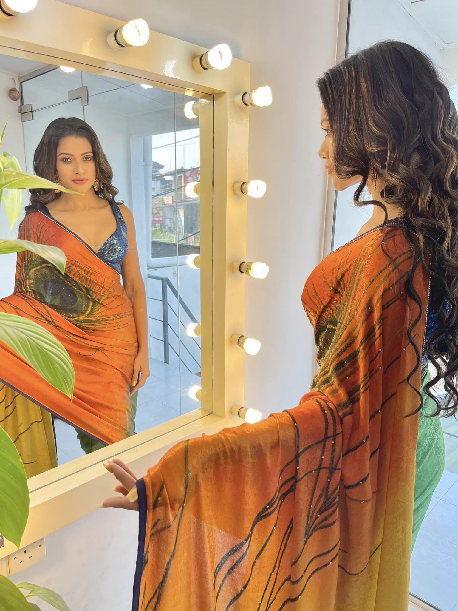 පියඹා යාවී.. මොණර කිරිල්ලී... හිත හිරිවැටෙන අමුතුම ලස්සනක් ඒ නම් ...