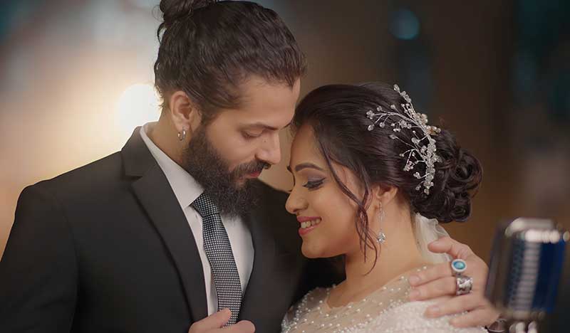 "සමහරු මට කෝල් කරලත් ඇහුවා, කසාද බැන්දද කියලත්...." ආදරේ ගැන ආදරණීයව ...