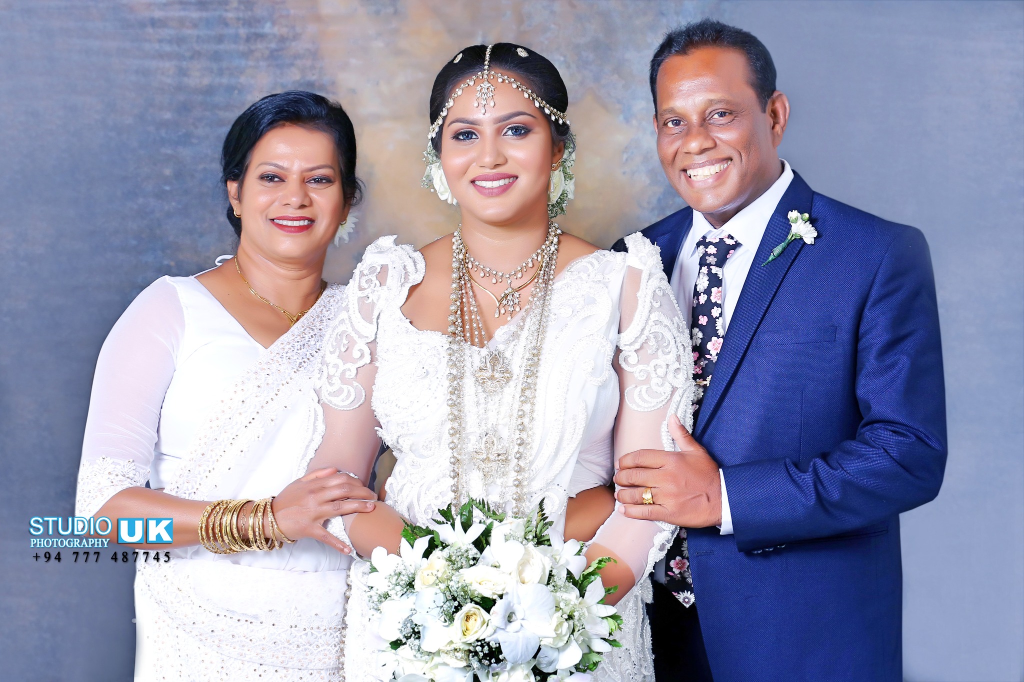 "මනාලියක් සඳ වාගේ දිලෙන්නේ...." ප්‍රවීණ ගායන ශිල්පි චන්ද්‍රසේන ...