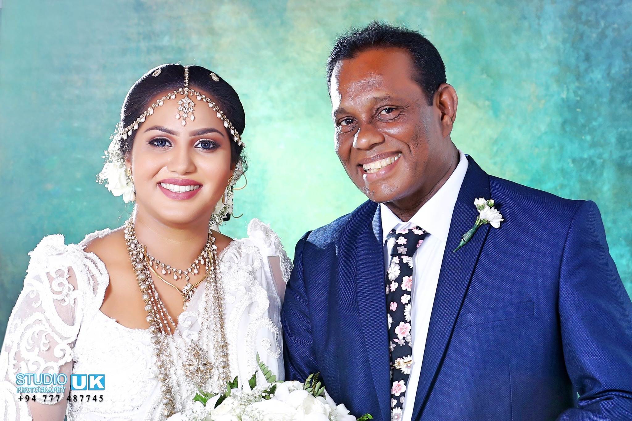 "මනාලියක් සඳ වාගේ දිලෙන්නේ...." ප්‍රවීණ ගායන ශිල්පි චන්ද්‍රසේන ...