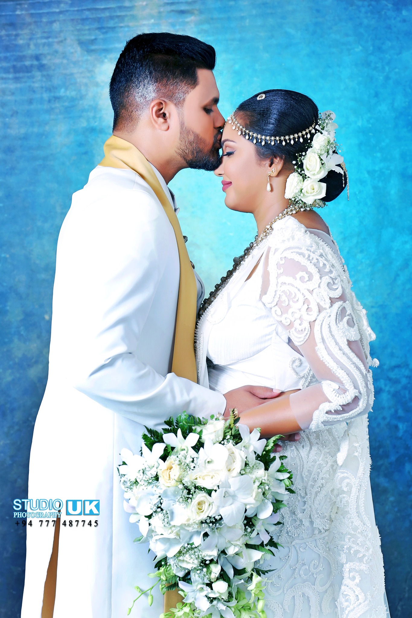 "මනාලියක් සඳ වාගේ දිලෙන්නේ...." ප්‍රවීණ ගායන ශිල්පි චන්ද්‍රසේන ...