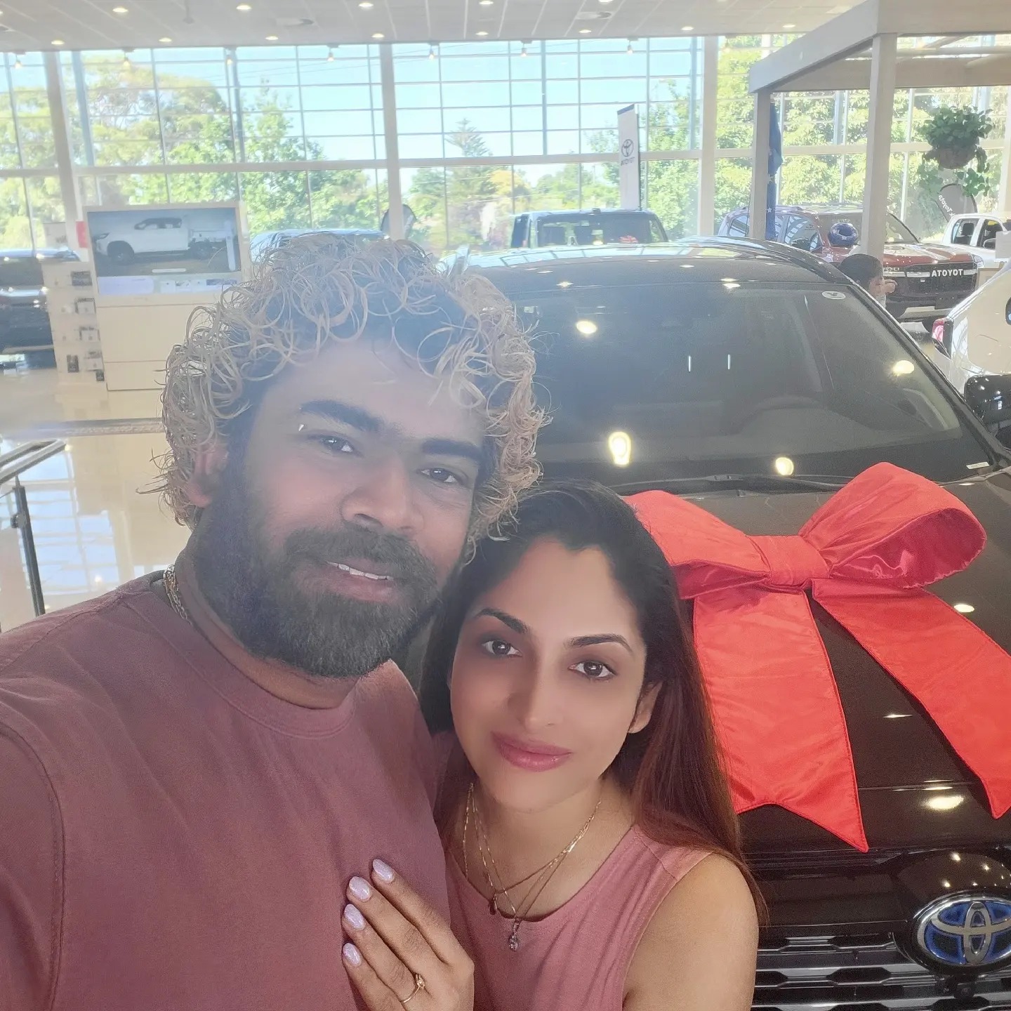 මාලිගේ කැදැල්ලට ආව, අලුත් අමුත්තා ! දැක්කද එයාලගෙ මූණුවල තියෙන සතුට ...