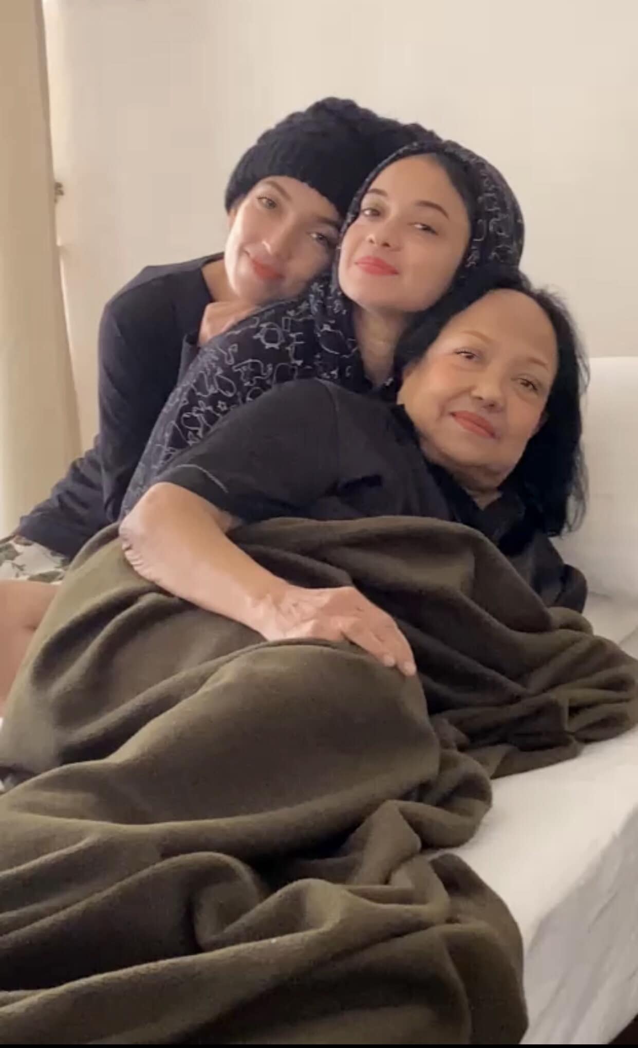 "මේ ලෝකේ මට වටිනාම හදවත තියෙන්නේ ඔයාට" නිරෝෂා පෙරේරාගේ උපන්දිනය වෙනුවෙන් නැඟණිය ඉරෝෂා තැබූ ...