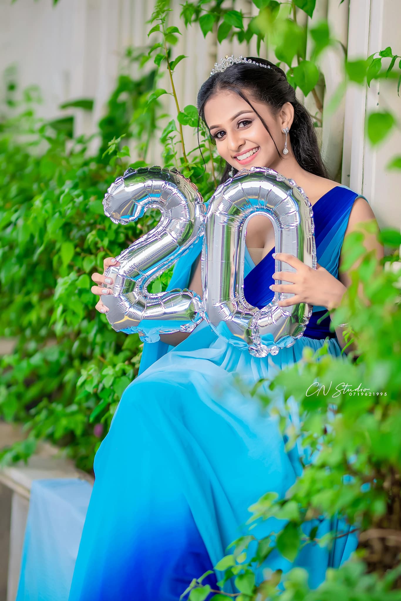 ගීතයෙන් සිත් වසඟ කෙරූ සඳලි එයාගේ 20 වෙනි උපන් දිනය සැමරුවේ මෙහෙමයි ...