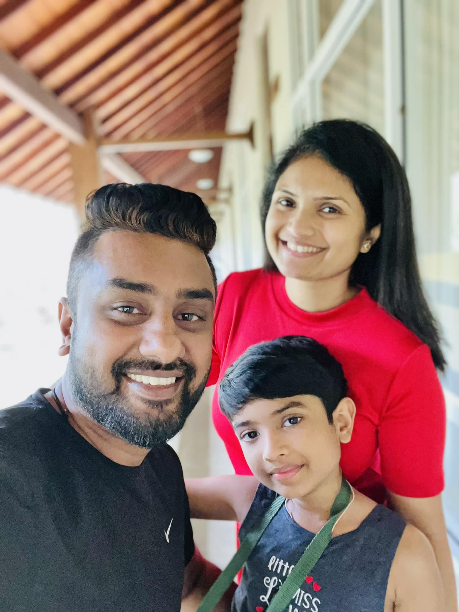 මට අපූරු නවාතැනක් තියෙනවා.. ඒක තමයි මගේ පවුල" ජනප්‍රිය ගායන ශිල්පී ...