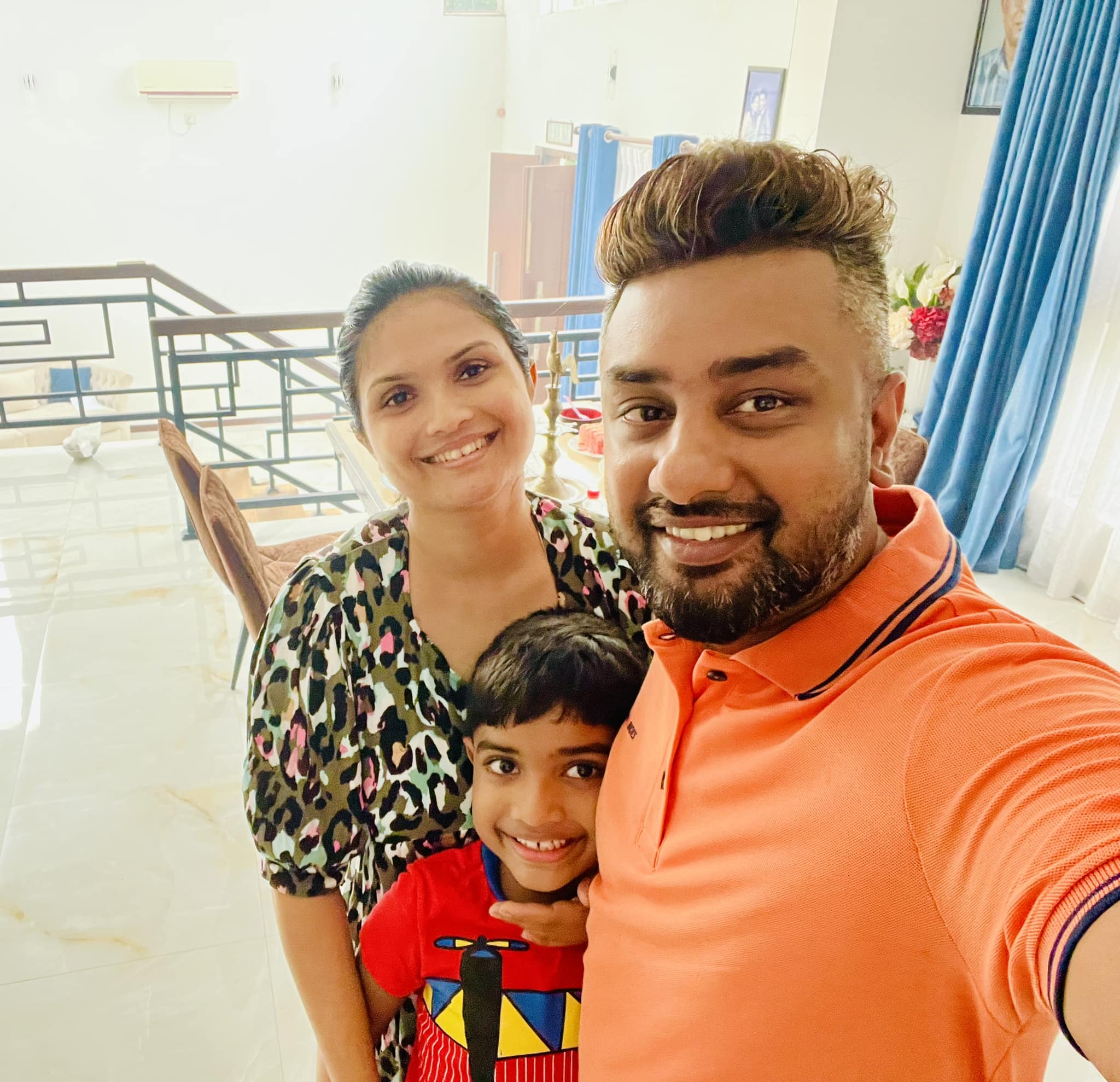මට අපූරු නවාතැනක් තියෙනවා.. ඒක තමයි මගේ පවුල" ජනප්‍රිය ගායන ශිල්පී ...