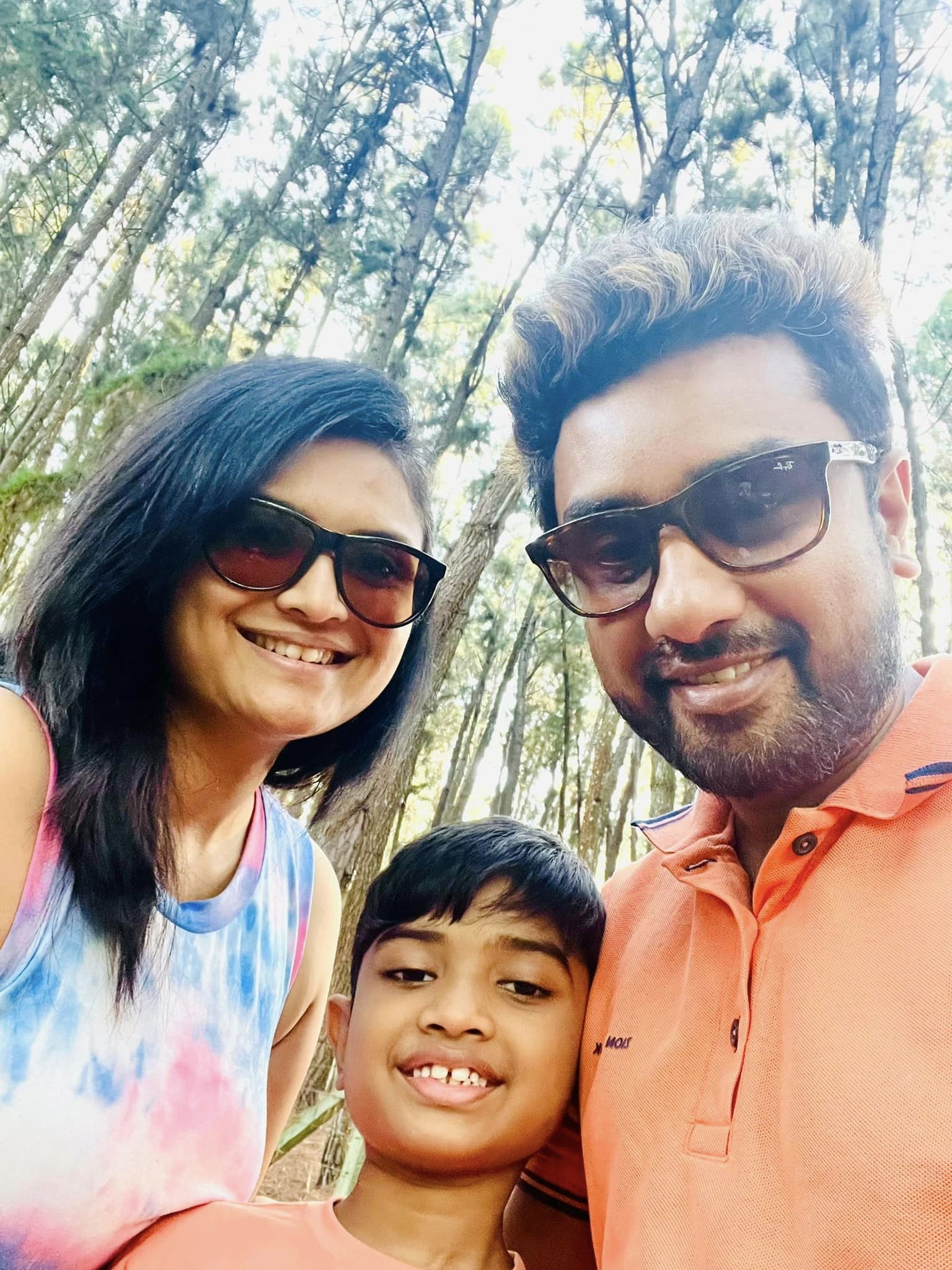 මට අපූරු නවාතැනක් තියෙනවා.. ඒක තමයි මගේ පවුල" ජනප්‍රිය ගායන ශිල්පී ...