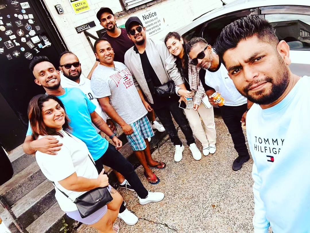 හැමෝම ආදරය කරන සනුක සහ වින්ඩි රට අතහැරලා ගිහිල්ලාද? මෙන්න ලන්ඩනයෙන් ...