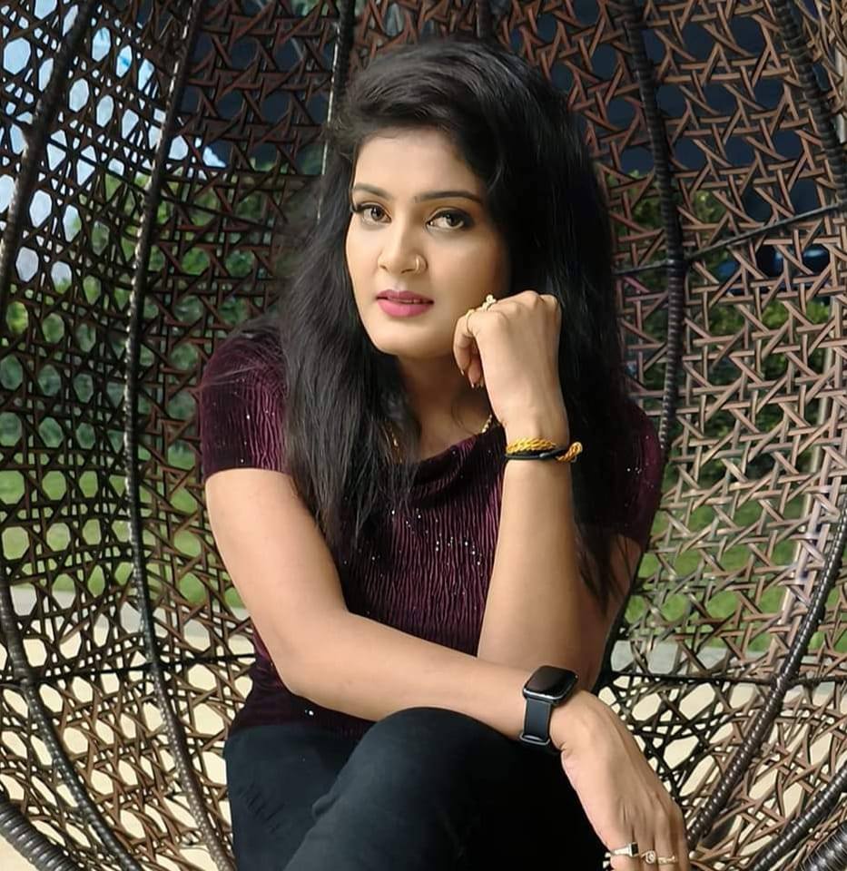 ප්‍රසංගයක් අතරතුරදී ජනප්‍රිය ගායිකාවකට අනතුරක්.. - Nisha Upadhyay ...