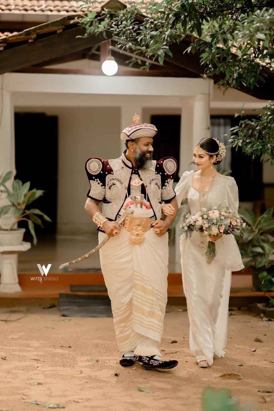 පුතේ මං බැන්දා පුතේ.. මගේ අප්පච්චියේ.. මෙන්න මේ අප්පච්චී බැඳලා ...