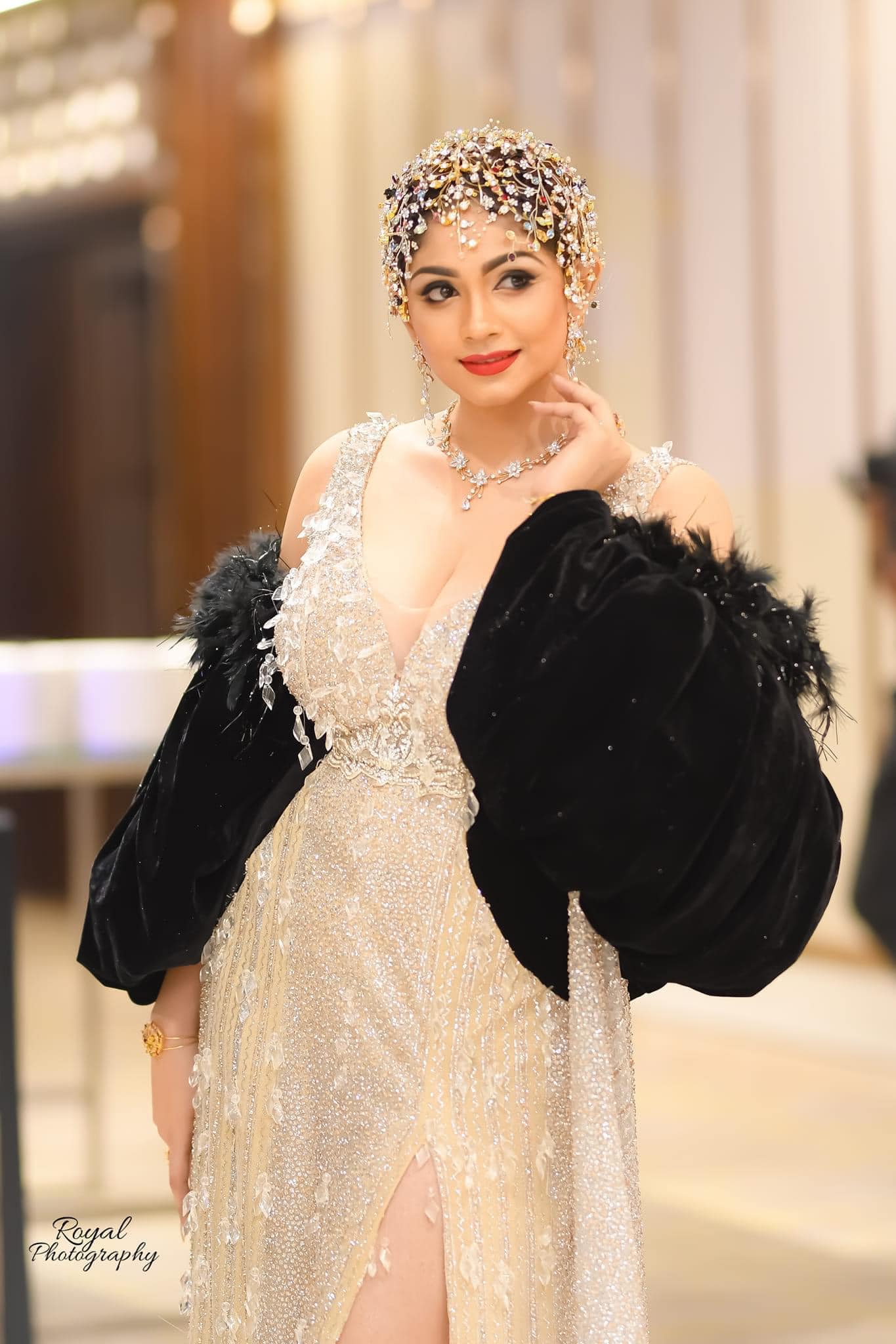 හැමෝම කතා කරපු, හින්දි නිළියක් වගේ ලස්සන එයා මෙන්න.... චන්දිමාල්ගේ ...