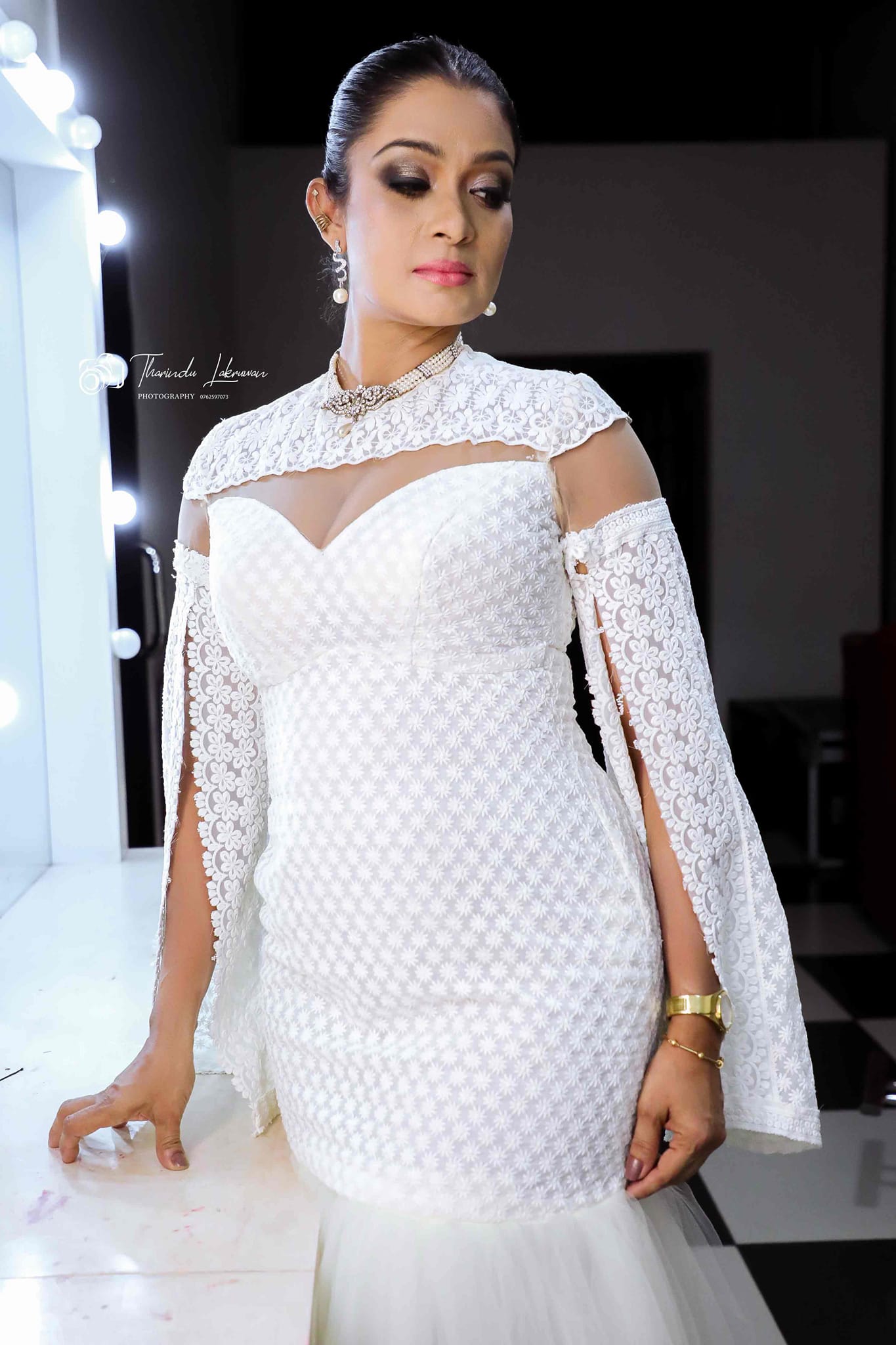 අම්මෝ එයාගේ ලස්සන... එයා නිකන් සුදු හංසියක් වගේ... කවදත් හැමෝගෙම ආදරය ...