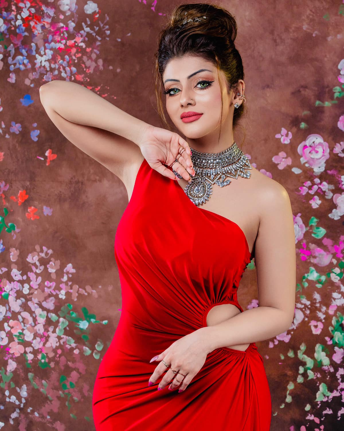 සුඟක් වී ඇය මේ කොහෙද ගිහින් තියෙන්නේ.. හැමදාමත් ආස කරන දේවල් පස්සේ යන ...