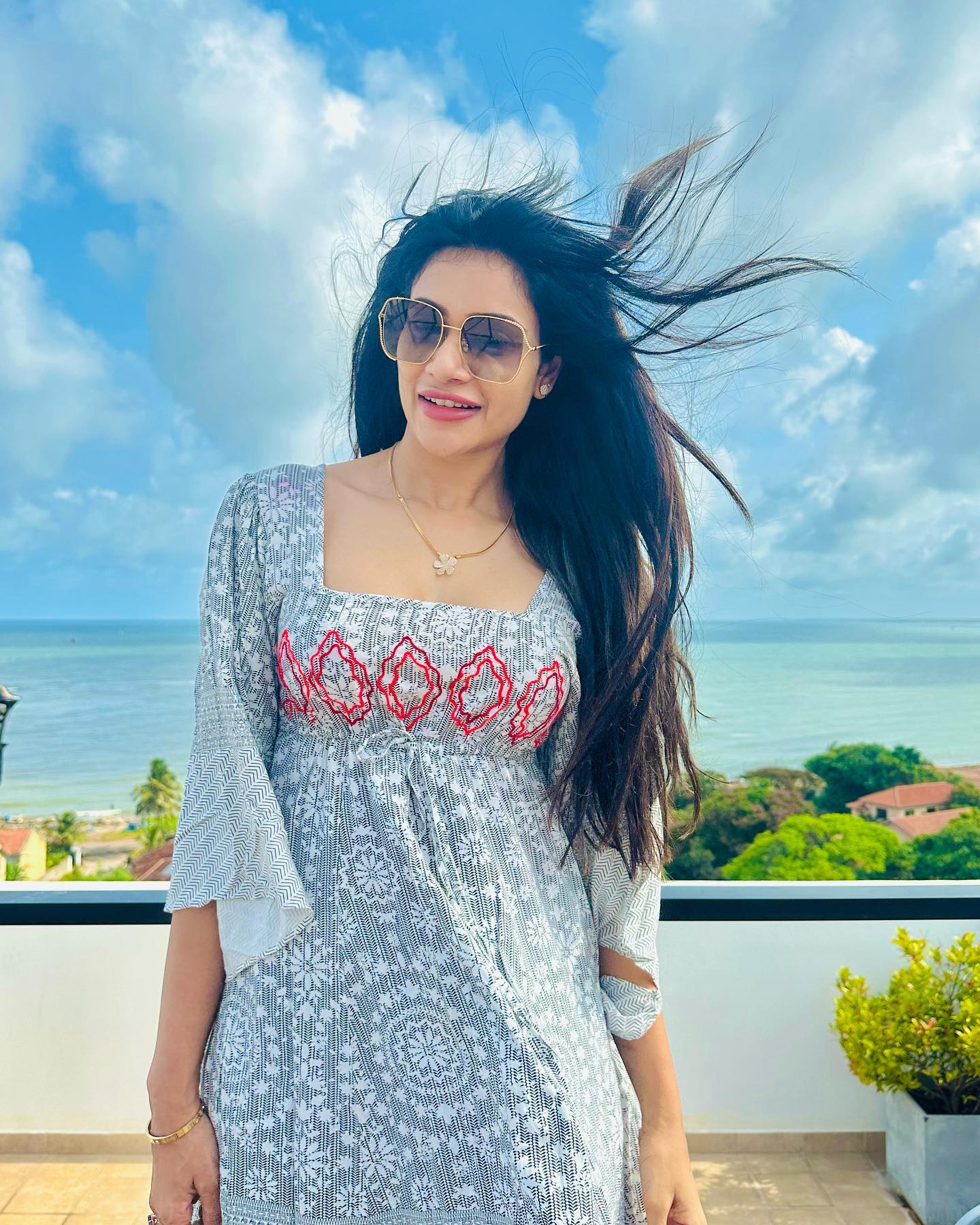 "මුහුද ළඟ ඉන්නකොට තමයි ජීවිතය හොඳින්ම දැනෙන්නේ... ජීවිතේ භුක්ති විඳින්න ...
