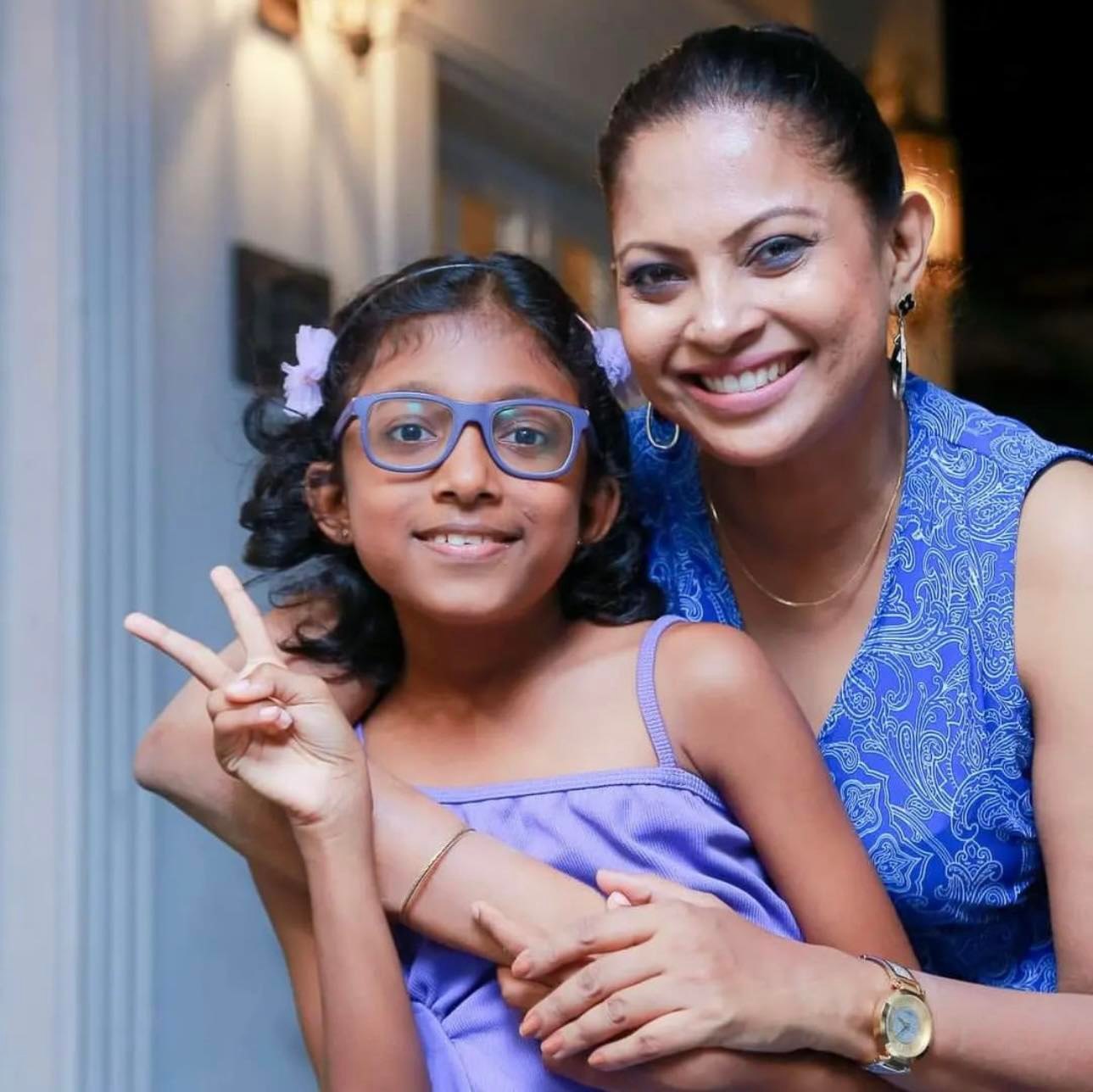 හොඳම යෙහෙළියො දෙන්නා ආයිමත් මුණගැහිලා... හිමාලි සයුරංගියි ජයනි ...