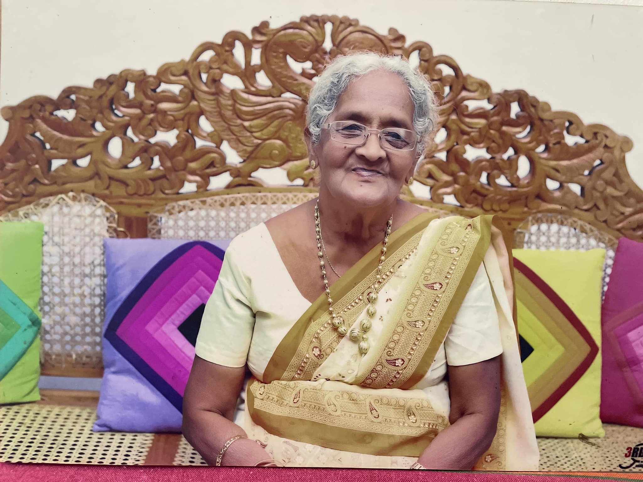 "මගේ රත්තරන් අම්මා දැන් අප හැර ගියා... අම්මාට නිවන් මග විවරවේවා ...