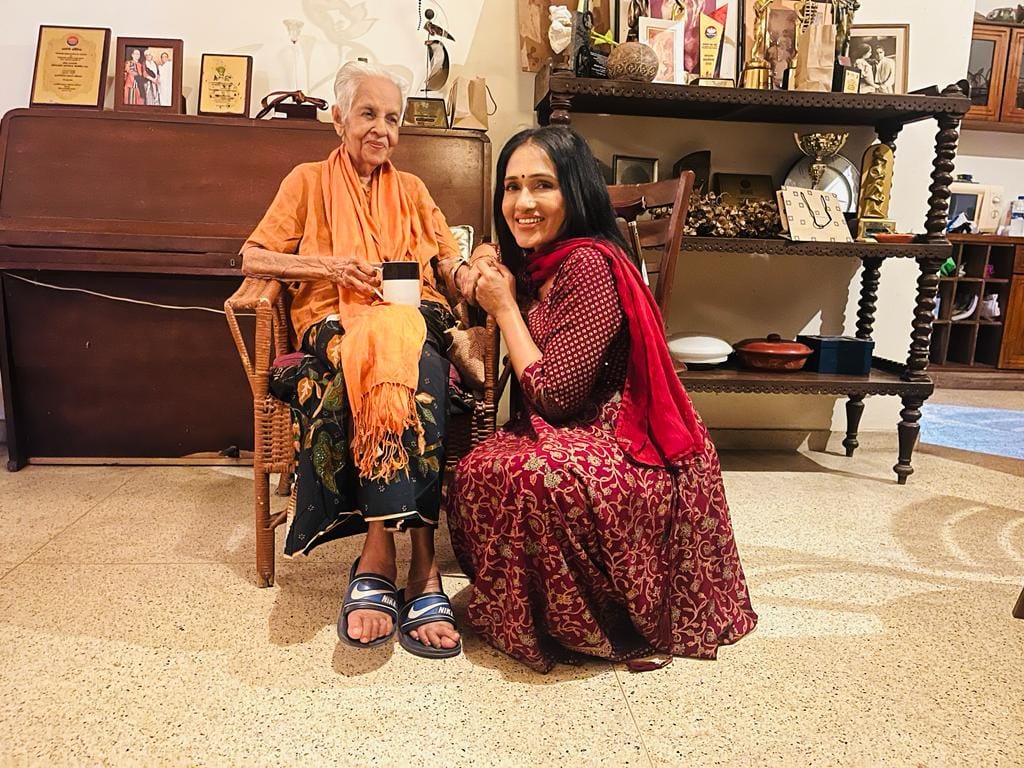 96 වැනි උපන් දිනය සැමරූ ආදරණීය සුදු ආච්චිව බලන්න ගිය කළා ලොවේ තරු ...