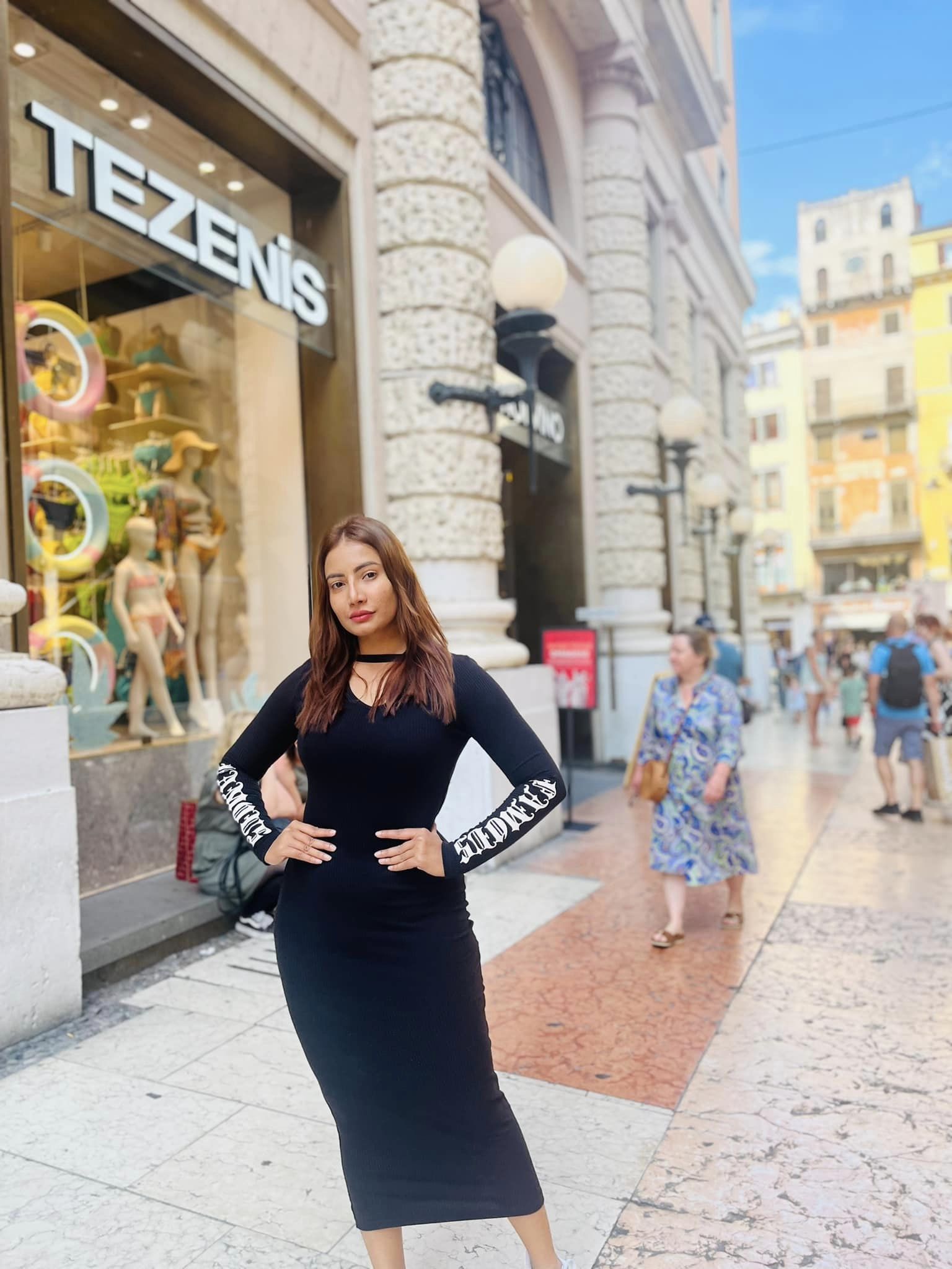 Modeling අතඇරලා ලෝකේ වටේ ඇවිදින සුරූපී ටීනා ශනෙල් සුන්දර ඉතාලියේ වෙරෝනා ...