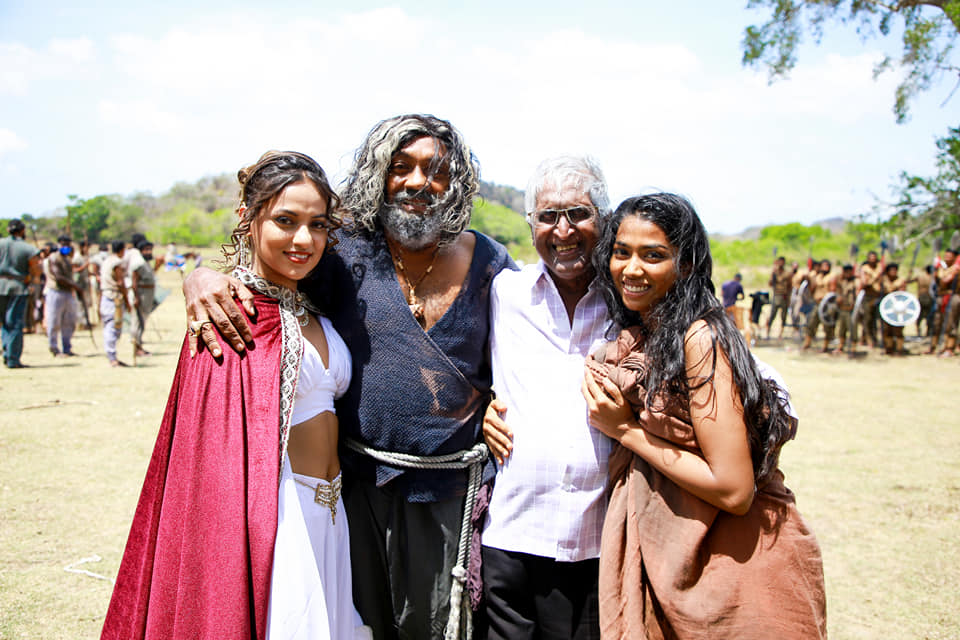 බලාගෙන ඉන්නවා ඔයාගේ ඒ උනන්දුව දිහා ක්ෂීර සාගරය කැළඹින බලපු මේනකා හේමාල් ...