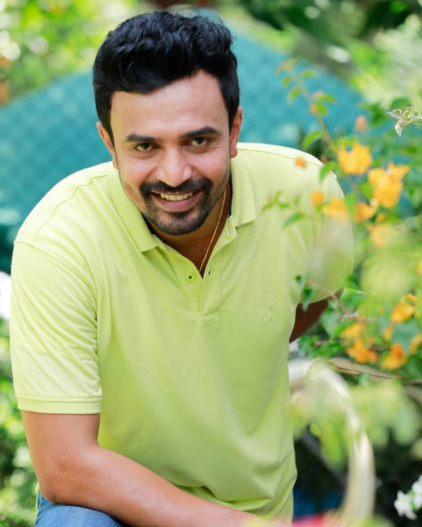 හැම තිස්සෙම කෙලින් කතා කරන ඉසුරු අපේ රටේ තරු ගැන කියන කතාව... මේ රට කන ...
