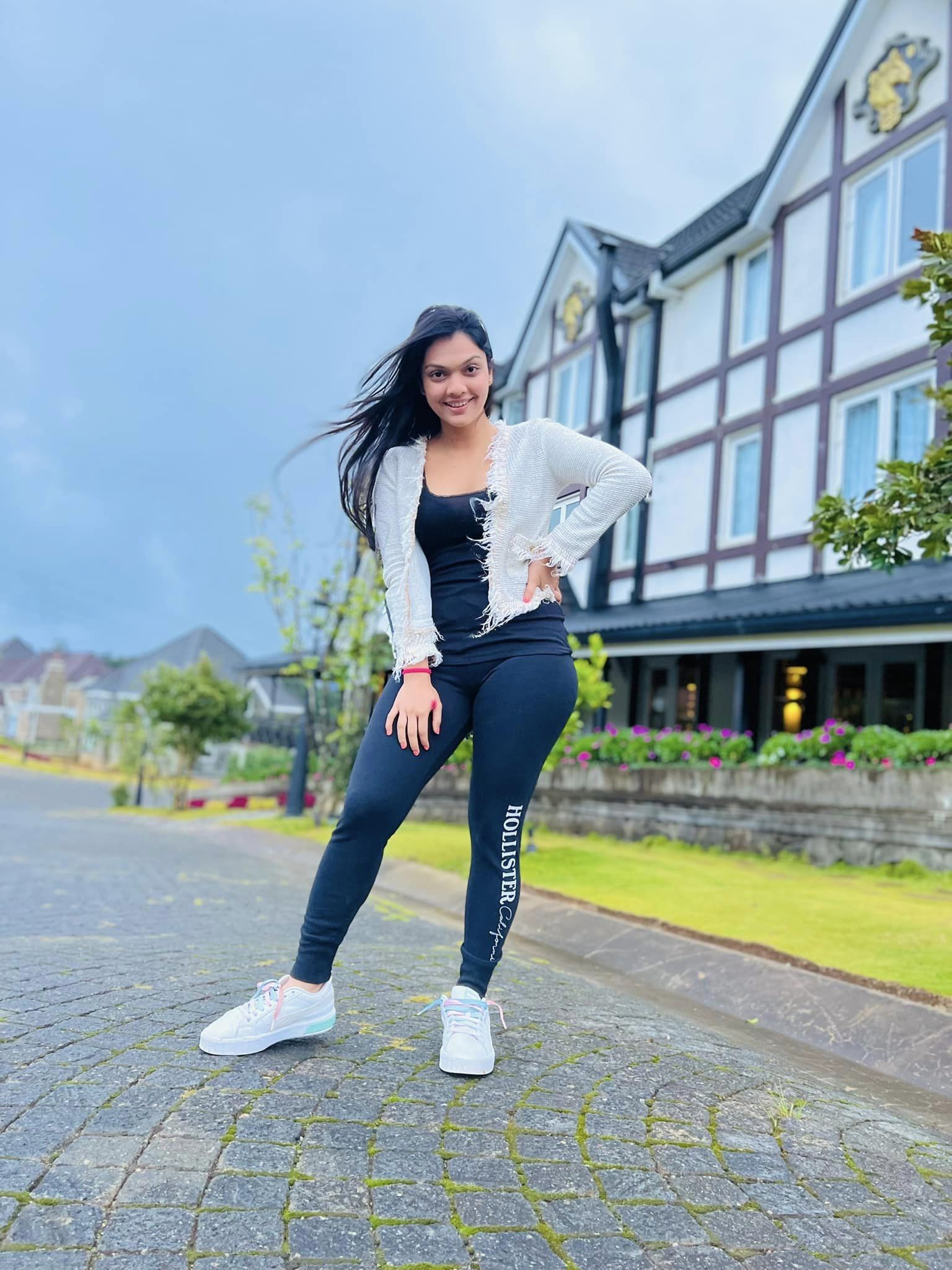 "නිදහස වැලඳ ගනිමින්, සුළඟේ සතුට විඳිමින්..." පුබුදු නැතුව නුවරඑළියට ගිය ...
