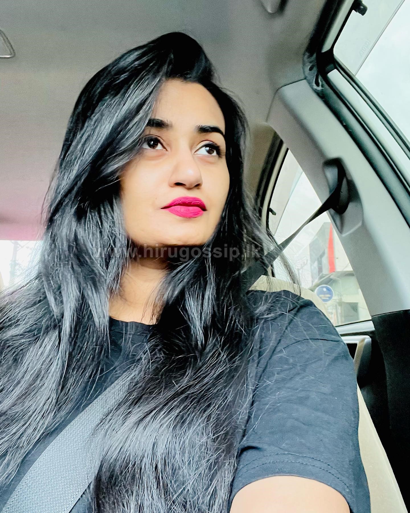 එයා නම් සුරංඟනාවියක් වගේ තමයි!!” - හැමෝම පිස්සුවෙන් වගේ හොයන, ලංකාවේ ...