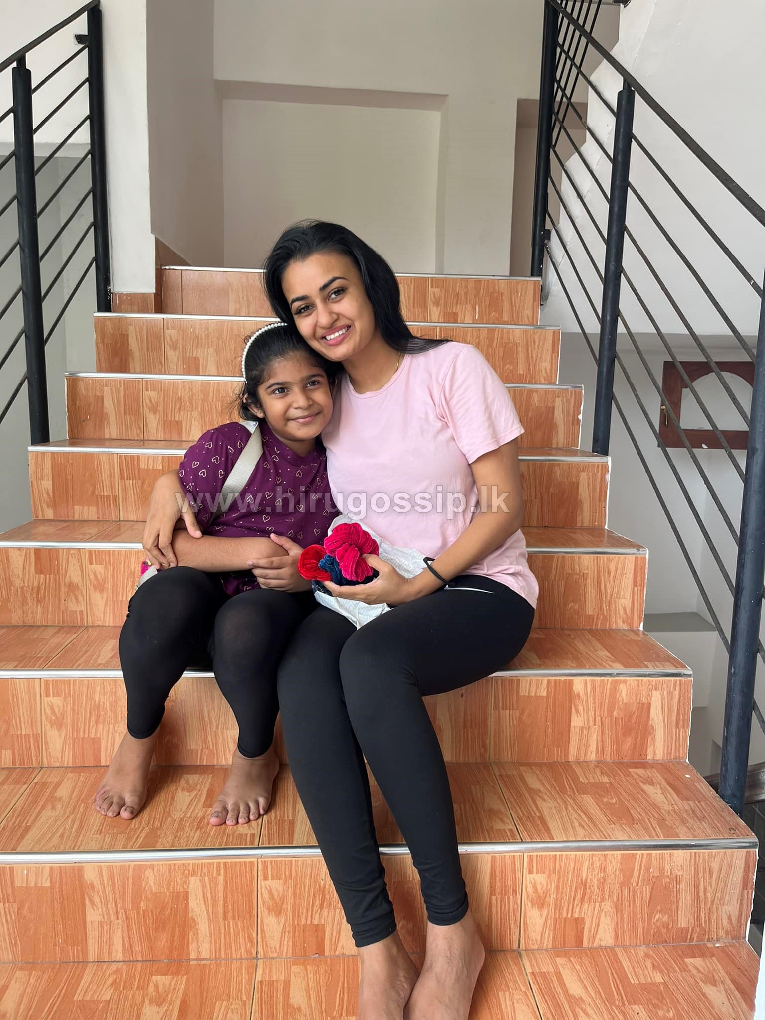 එයා නම් සුරංඟනාවියක් වගේ තමයි!!” - හැමෝම පිස්සුවෙන් වගේ හොයන, ලංකාවේ ...