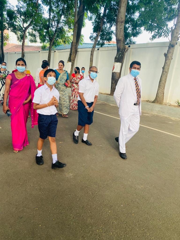 "සර්ට පුළුවන්ද මල්ලිව තර්ස්ටන් එකට ගන්න... මං හරි ආසයි එයා තර්ස්ටන් ...