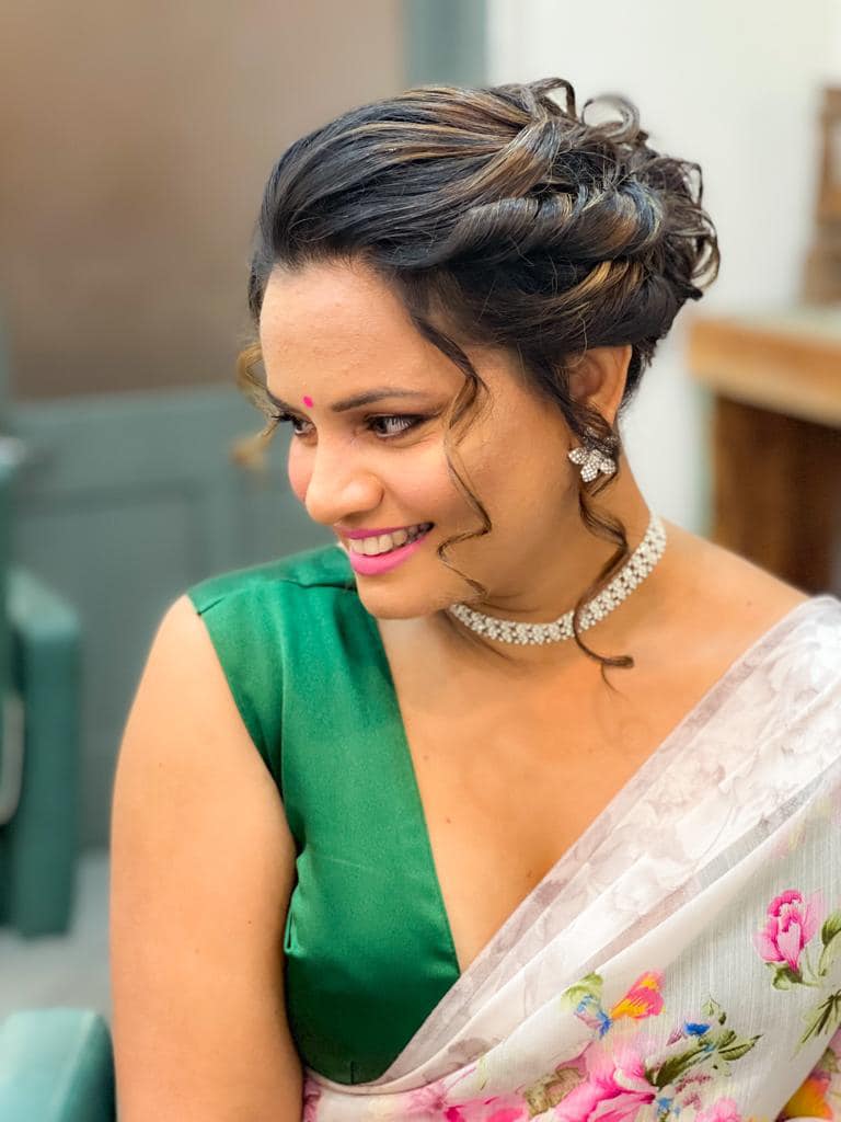 ශා... එයාගේ ලස්සන බලන්නකෝ... ජනප්‍රිය නිළි සුජානි මේනකා මෙච්චර ලස්සනට ...