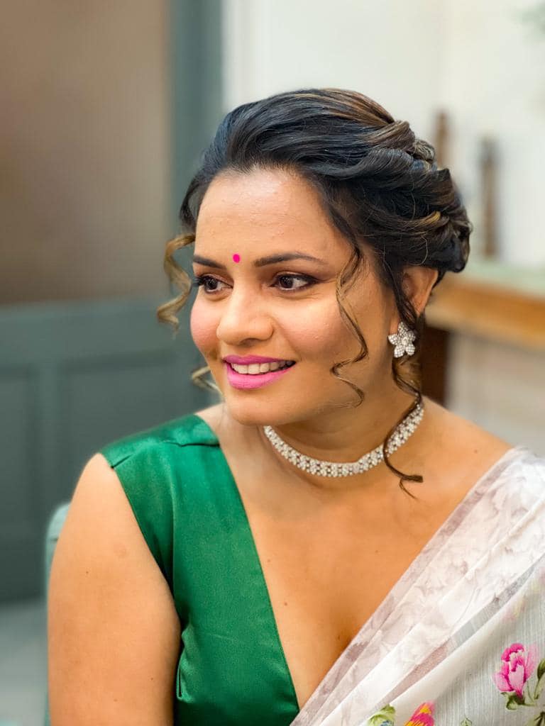 ශා... එයාගේ ලස්සන බලන්නකෝ... ජනප්‍රිය නිළි සුජානි මේනකා මෙච්චර ලස්සනට ...