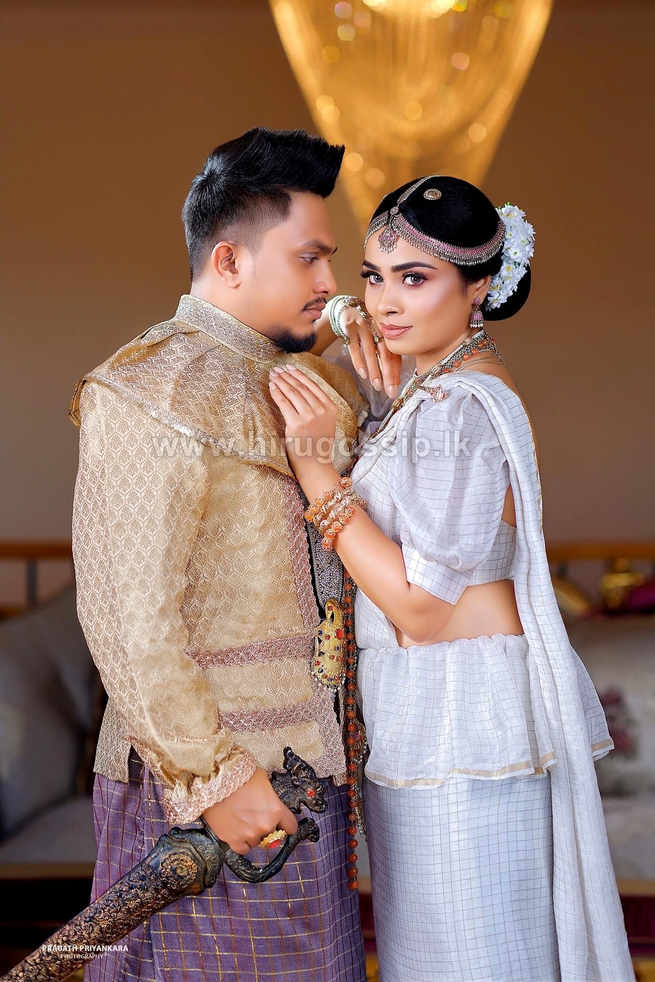 අඳුරගත්තද ඒ දෙන්නා? ඔව් ඔව් මේ එයා තමා..” - ගායක අශාන් ප්‍රනාන්දු මෙල්බන්වල ගත්තු රාජකීය විවාහ ...