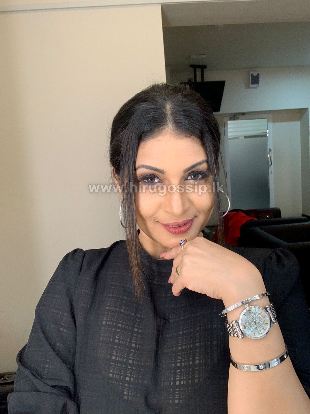 එයා හරිම ආසයි දූ ස්කූල් යුනිෆෝම් ඇඳලා ඉද්දී.. අනේ මගේ දූ එයාගේ ඉස්කෝලේට යන අන්තිම දවසේ ළඟ ඉඳලම ...