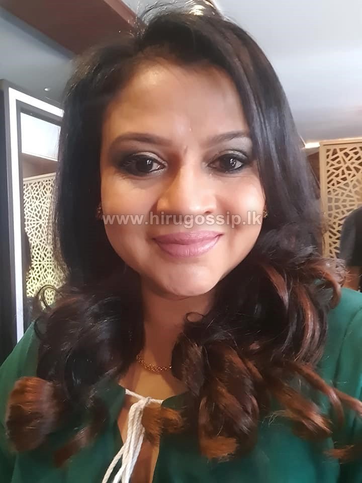 කැපිලි, කෙටිලි ඉරිසියා කිරීම් සිදුකරන්නේ තිරයෙන් පිටුපසයි. මගේ මූණට නම් ...