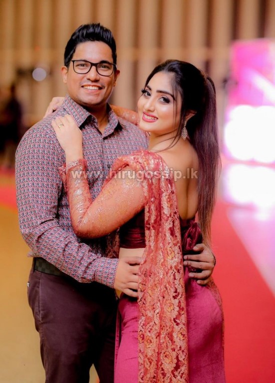 අම්මා වෙඩින් එක දවසේ අත්දෙක අල්ලන් කියලා, පුතේ ලොකු පිනක් කළේ කියලා ...