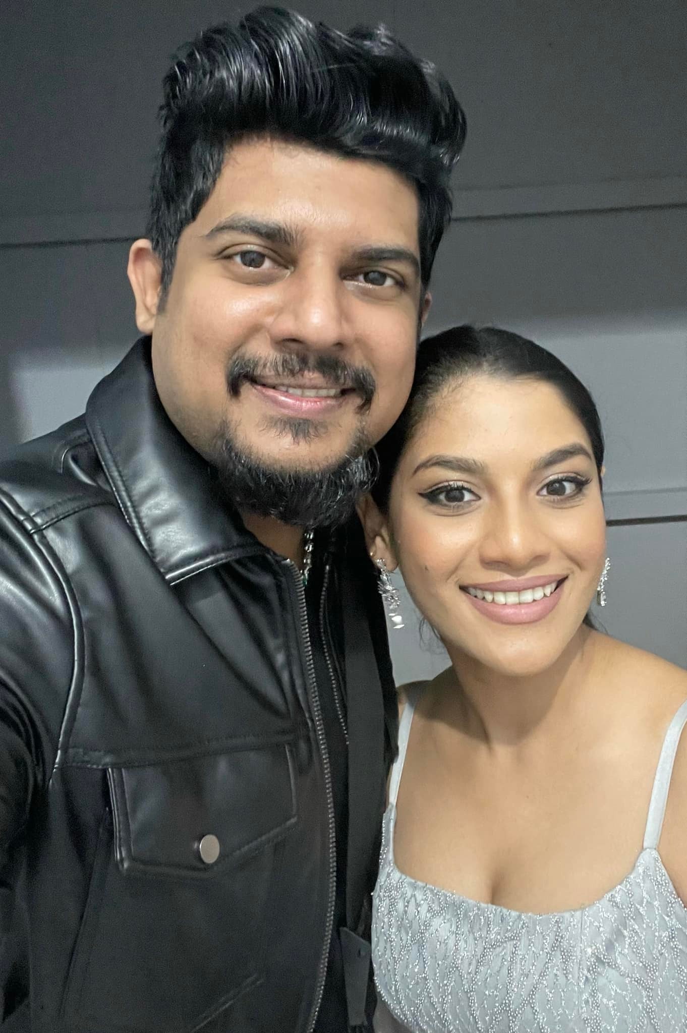 සනුක කොහෙද මේ වින්ඩිව එක්කන් යන්නේ.. මේ වින්ඩි කාලයක් පෙරුම් පුරලා ගිය ...